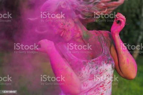 홀리 축제를 축하하는 분홍색 드라이 페인트 구름에 아름다운 백인 여성 25 29세에 대한 스톡 사진 및 기타 이미지 25 29세 Film Festival 건조한