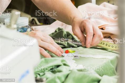 여자는 보석을 홈 워크숍을 하고있다 여성 손 비즈 및 리본 액세서리를 만들 아름다움 창의력 수공예의 개념입니다 공예에 대한 스톡