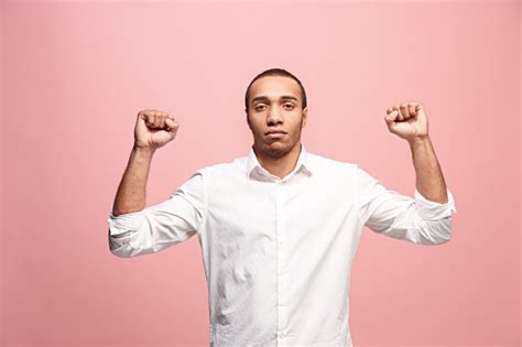 빛나는 성공 남자 행복 넋을 축 하 하는 승자가 되 고 남성 모델의 동적 활기찬 이미지 개념에 대한 스톡 사진 및 기타 이미지 개념 남성 남자 Istock