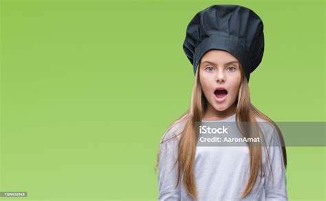 젊은 아름 다운 소녀를 두려워 하 고 놀라운 식 공포와 흥분된 얼굴 충격 절연된 배경 위에 균일 한 요리사 모자를 쓰고 가정 주방에 대한 스톡 사진 및 기타 이미지 Istock