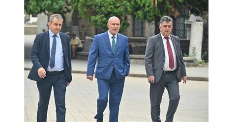 Управителят на БНБ Димитър Радев дойде на консултациите при президента