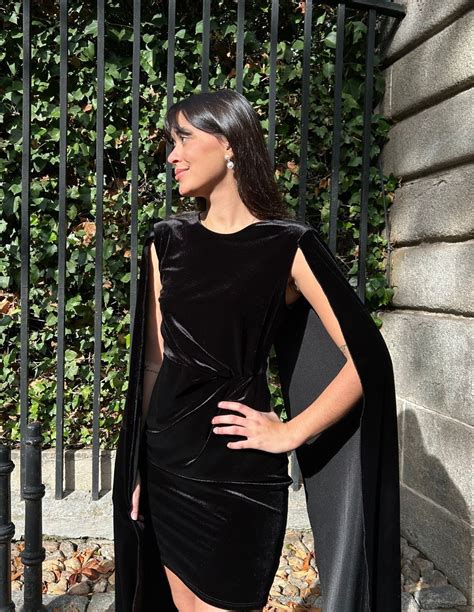 Vestido Corto De Fiesta Con Manga Capa De Terciopelo Invitadisima