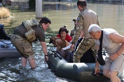 Евакуація затопленого Херсона Фото людей і тварин Bbc News Україна