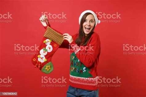 입 벌리고 놀된 지주 빨간색 배경에 고립 선물 양말 스타킹을 찾고 유지 하는 젊은 산타 여자를 놀 랐 다 행복 한 새 해 2019 축 하 휴일 파티 개념입니다 복사 공간을