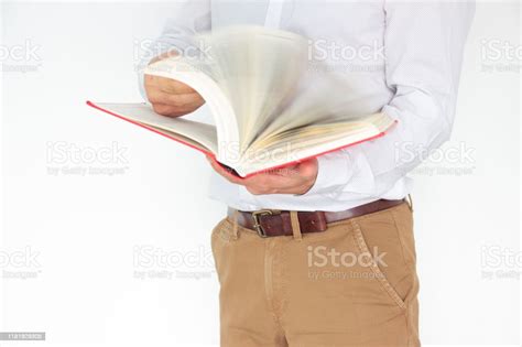 한 남자가 손에 커다란 빨간 책을 들고 있다 흰색 배경에 격리 된 비즈니스 개념입니다 가리키기에 대한 스톡 사진 및 기타 이미지 가리키기 개념 개성 개념 Istock