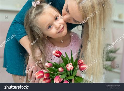 Mom Bending Over Her Daughter Kissing库存照片1930047884 Shutterstock