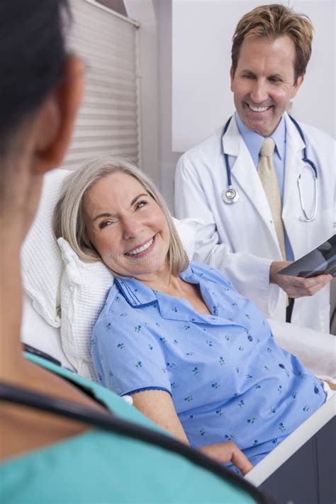 Hogere Vrouwelijke Pati Nt Met Verpleegster En Mannelijke Arts Stock Foto Image Of