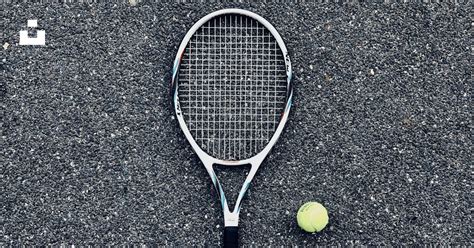 흰색 테니스 라켓과 녹색 테니스 공 사진 Unsplash의 무료 라켓 이미지