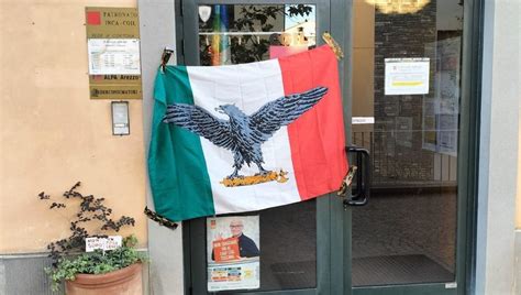 Bandiera Con Aquila E Fascio Littorio Sulla Sede Della Cgil Nell