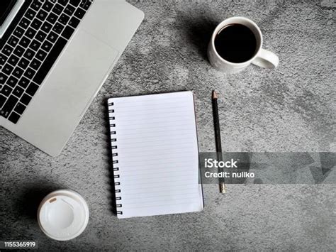 노트북 소모품 커피 한잔 회색 질감 배경입니다 커피 브레이크 아이디어 노트 목표 또는 계획 작성 개념 평면도 평 신도 공란에 대한 스톡 사진 및 기타 이미지 Istock