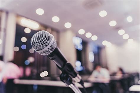 마이크와 소음 흐린 배경 흐리게 비즈니스 포럼 회의 또는 회의 교육 학습 코칭 룸 개념에 Theatrical Performance에 대한 스톡 사진 및 기타 이미지 Istock