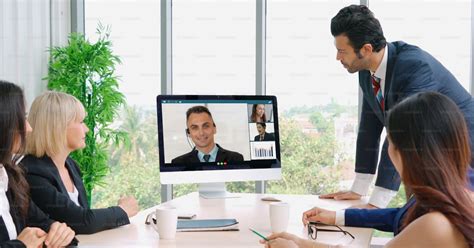 화상 통화 그룹 비즈니스 사람들은 가상 작업 공간 또는 원격 사무실에서 만납니다 스마트 비디오 기술을 사용하여 전문 기업 비즈니스의 동료와 소통하는 원격 근무 전화 회의