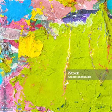 텍스처 배경에 대 한 추상적인 다채로운 그림입니다 나무 테이블에 스플래시 아크릴 컬러 개성 개념에 대한 스톡 사진 및 기타 이미지 개성 개념 구도 그림 그리기