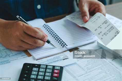 사무실과 비즈니스 작업 배경의 나무 책상에 국내 지폐를 계산하는 남자를 사용 하 여 미국 Irs 1040 양식 세금 통계 및