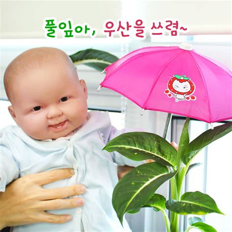 누구에게 우산을 씌워줄까