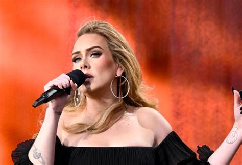 Adele Si Traveste Da Morticia Addams Per Halloween Il Video Radio