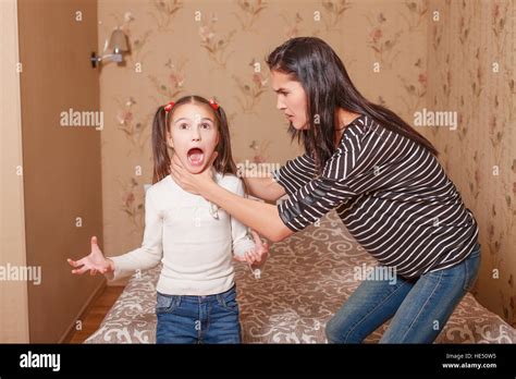 Mutter versucht ihre kleine Tochter zu erwürgen Stockfotografie Alamy