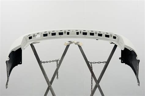 페인팅 후 자동차 요소 본체 스프레이 부스에서 자동차의 건조 부품 0명에 대한 스톡 사진 및 기타 이미지 0명 가리기