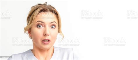 여의사는 충격을 받았다 넓은 눈으로 놀란 젊은 백인 여성의 초상화를 클로즈업하고 고립된 흰 벽 배경을 응시했다 30 34세에 대한 스톡 사진 및 기타 이미지 Istock