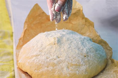 피자 반죽 또는 나무의 흰색 검은 색 배경에 베이킹 빵 반죽 또는 피자를 위한 페이스트리 가사 집안일에 대한 스톡 사진 및 기타 이미지 Istock