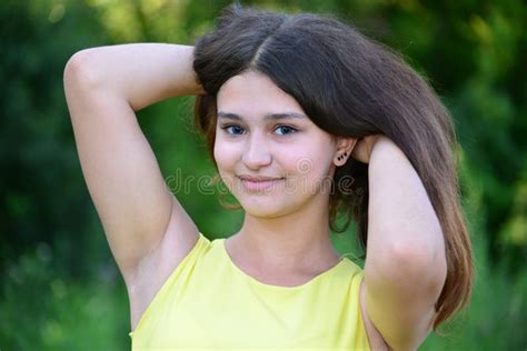 Предназначенная для подростков девушка 15 лет в желтом платье на природе Стоковое Изображение