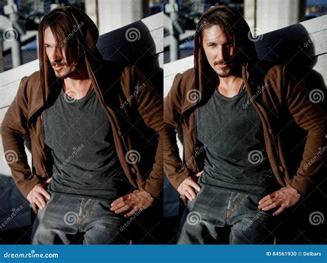 Красивый ультрамодный парень с голубыми глазами в улицах большого города Стоковое Фото