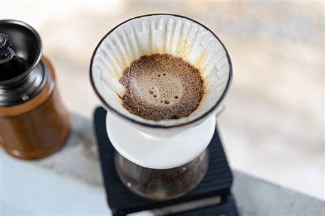 드립 양조 여과 된 커피 또는 붓는 것은 필터에 포함 된 볶은 분쇄 커피 콩위에 물을 붓는 방법입니다 커피 마실 것에 대한 스톡