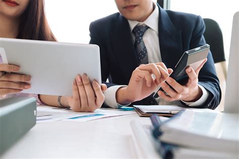 아시아 비즈니스 어드바이저 회의에서 회의실의 재무 보고서 상황을 분석하고 논의합니다 투자 컨설턴트 재무 컨설턴트 재무 고문 및 회계 개념 개념에 대한 스톡 사진 및 기타