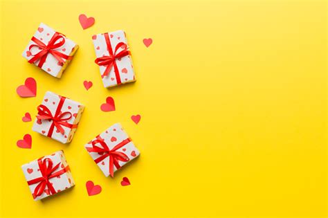 발렌타인 데이 구성 활과 심장이있는 빨간 선물 상자 크리스마스 선물 위에서 볼 수 있습니다 텍스트 공간입니다 홀데이 인사말 카드 개념에 대한 스톡 사진 및 기타 이미지