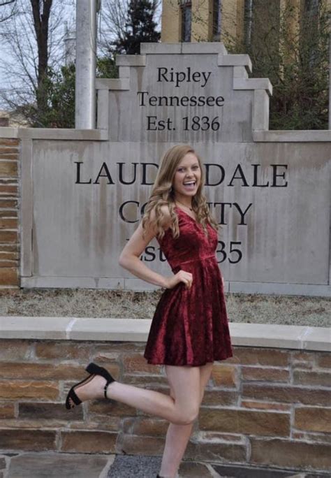 Foto De Cayla Crowder In A Sexy Lil Red Dress
