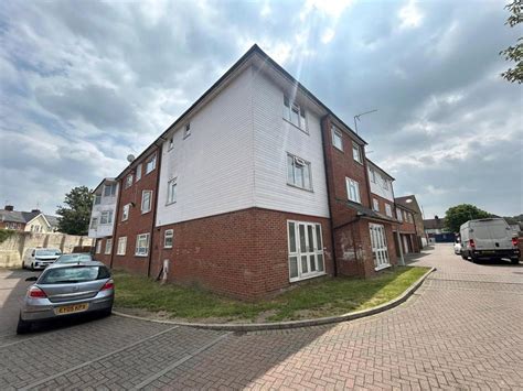 Rochester Road Gravesend Kent Da12 2 Bed Flat £210 000