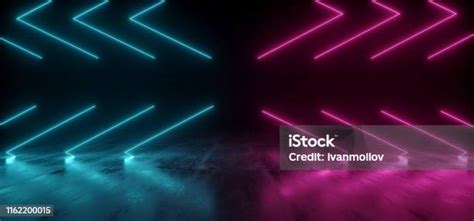 네온 조명 공상 과학 소설 미래 화살표 모양의 활기찬 보라색 파란색 그런 지 콘크리트 바닥 천장 지하 차고 터널 복도 어두운 빈 가상 3d 렌더링에 빛나는 0명에 대한 스톡