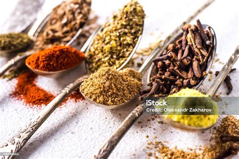 다양한 향신료 지상 심황 고추 생강 계피 허브 조미료 소금 파프리카 캐러웨이 씨앗 테이블에 위에서 볼 수 있습니다 향기로운 인도 향신료 0명에 대한 스톡 사진 및 기타