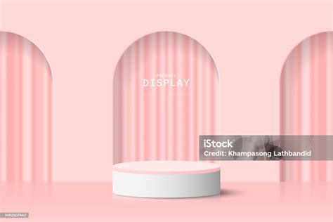 화이트 핑크 3d 실린더 연단 받침대는 3 개의 아치 문과 커튼 배경 앞에 현실적으로 배치됩니다 모형 또는 제품 프레젠테이션을