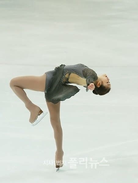 포토 피겨여왕 김연아 우아한 동작으로 유나스핀