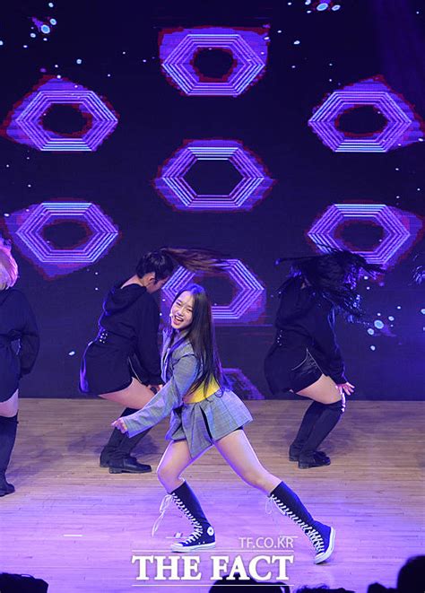 [tf포토] 크리샤츄 타이틀곡 Trouble로 꾸민 파워풀한 무대 포토 기사 더팩트