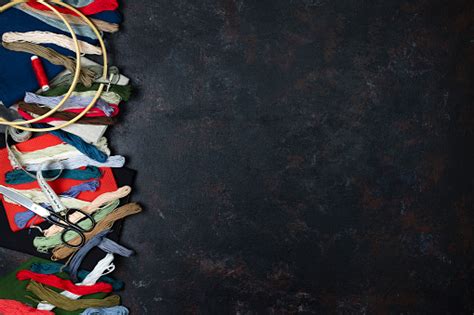 어두운 배경에 퀼팅 자수 및 바느질 도구 패치 워크 칼 가위 줄 지어 절단 매트 자기 잠금 스레드 측정 테이프 치실 후프 복사 공간 플랫 레이 0명에 대한 스톡 사진 및