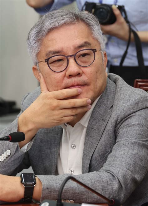 최강욱 민주당 교육연수원장 사퇴…조국당 성비위 2차 가해 논란