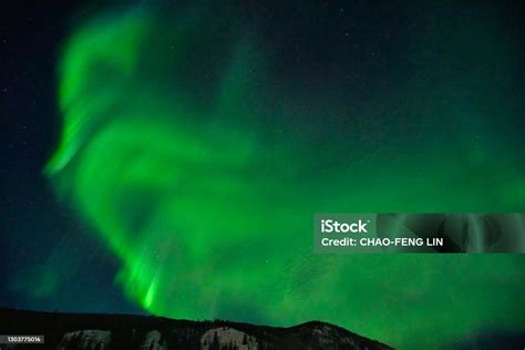 밤 하늘에서 오로라 보리얼리스 밝은 색상은 녹색 노란색 및 빨간색입니다 0명에 대한 스톡 사진 및 기타 이미지 0명 검은색 광학 기기 Istock