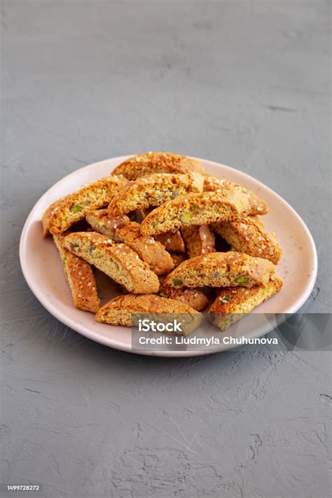 접시에 피스타치오와 유자를 곁들인 수제 이탈리아 칸투치니 측면도 바삭한 피스타치오와 유자 쿠키 0명에 대한 스톡 사진 및 기타 이미지 Istock