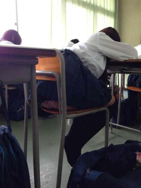 Twitterでスカートめくってパンツ見せたりする楽しそうな女子高生たちwww みんくちゃんねる