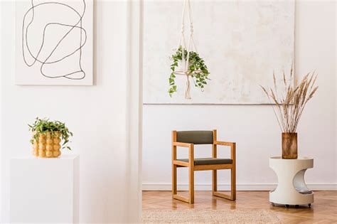 디자인 커피 테이블 녹색 안락 의자 꽃병 식물과 우아한 개인 액세서리와 아늑한 아파트에서 거실의 디자인 보헤미안 인테리어 그림을 조롱 템플릿 0명에 대한 스톡 사진 및 기타