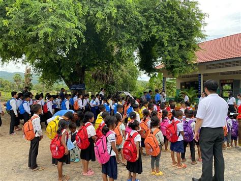 អេ អឹម ខេ ផ្តល់អំណោយសម្ភារៈសិក្សាដល់សិស្សានុសិស្សនៅខេត្តកំពង់ឆ្នាំង