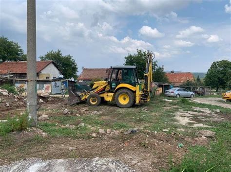 Продължава акцията в района на ул Доспат във Враца включи се и техника на БКС снимки