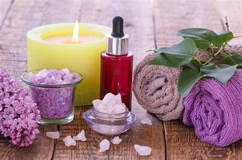 라일락 꽃 아로마 오일을 곁들인 붉은 병 불타는 촛불 바다 소금 수건 건강관리와 의술에 대한 스톡 사진 및 기타 이미지 건강관리와 의술 결정체 광물질 Istock