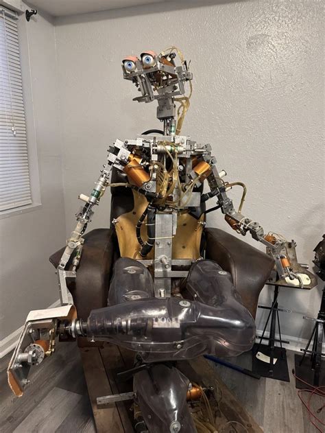 Discover 900 Animatronics