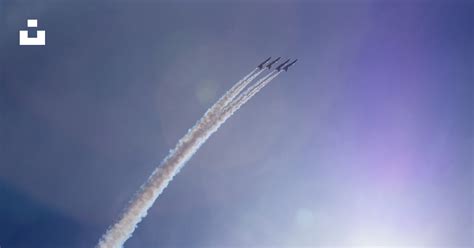 비행운이 있는 비행기 사진 Unsplash의 무료 회색 이미지