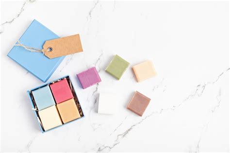 수제 천연 바 비누로 포장 선물 상자윤리적이고 지속 가능한 제로 웨이스트 라이프스타일diy 취미 장인 중소기업 아이디어상위 보기 모형 프리미엄 사진