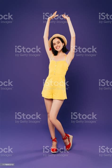 보라색에 고립 된 공기에 손을 밀짚 모자에 미소 소녀의 전체 길이보기 미소에 대한 스톡 사진 및 기타 이미지 미소 밀짚