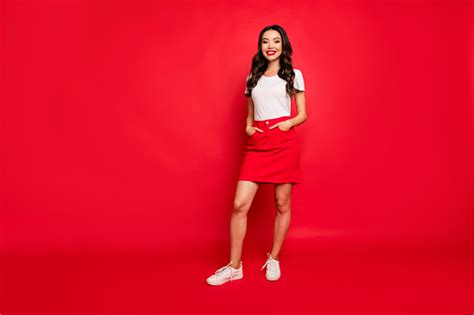 전체 길이 바디 사이즈 사진 의 쾌활 한 긍정적 인 귀여운 곱슬 매력적인 여자 와 손 에 스커트 포켓 보고 당신 고립 위에 선명한 색상 배경 T 셔츠에 대한 스톡 사진 및